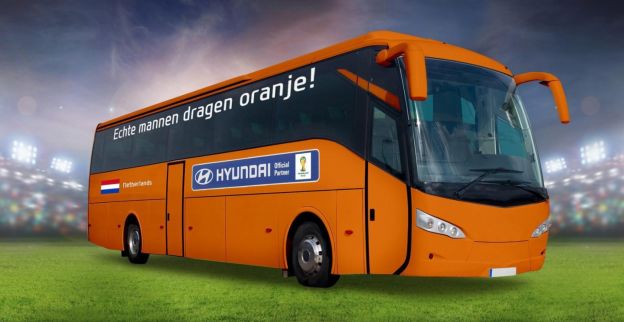 Spelersbus Oranje van nieuwe leus voorzien: 'Echte mannen dragen oranje ...